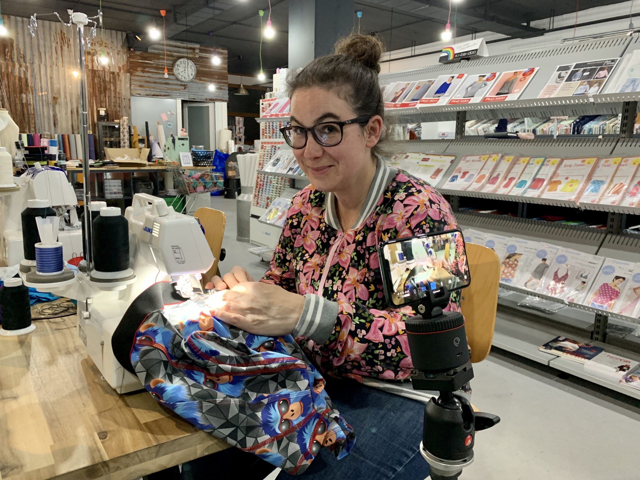 Coverlock-Nähen mit der JUKI Cover MCS1800 - Stoffstübli GmbH